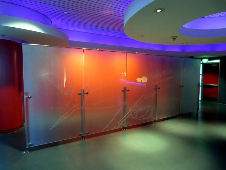 Lobby Glass Partition : AirlineReporter
