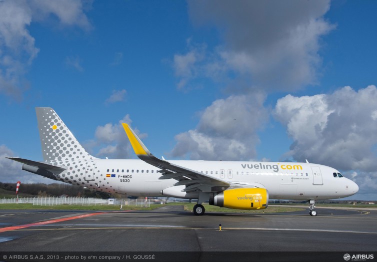 Vueling takes delivery of its first Airbus Sharklet equipped A320 ...