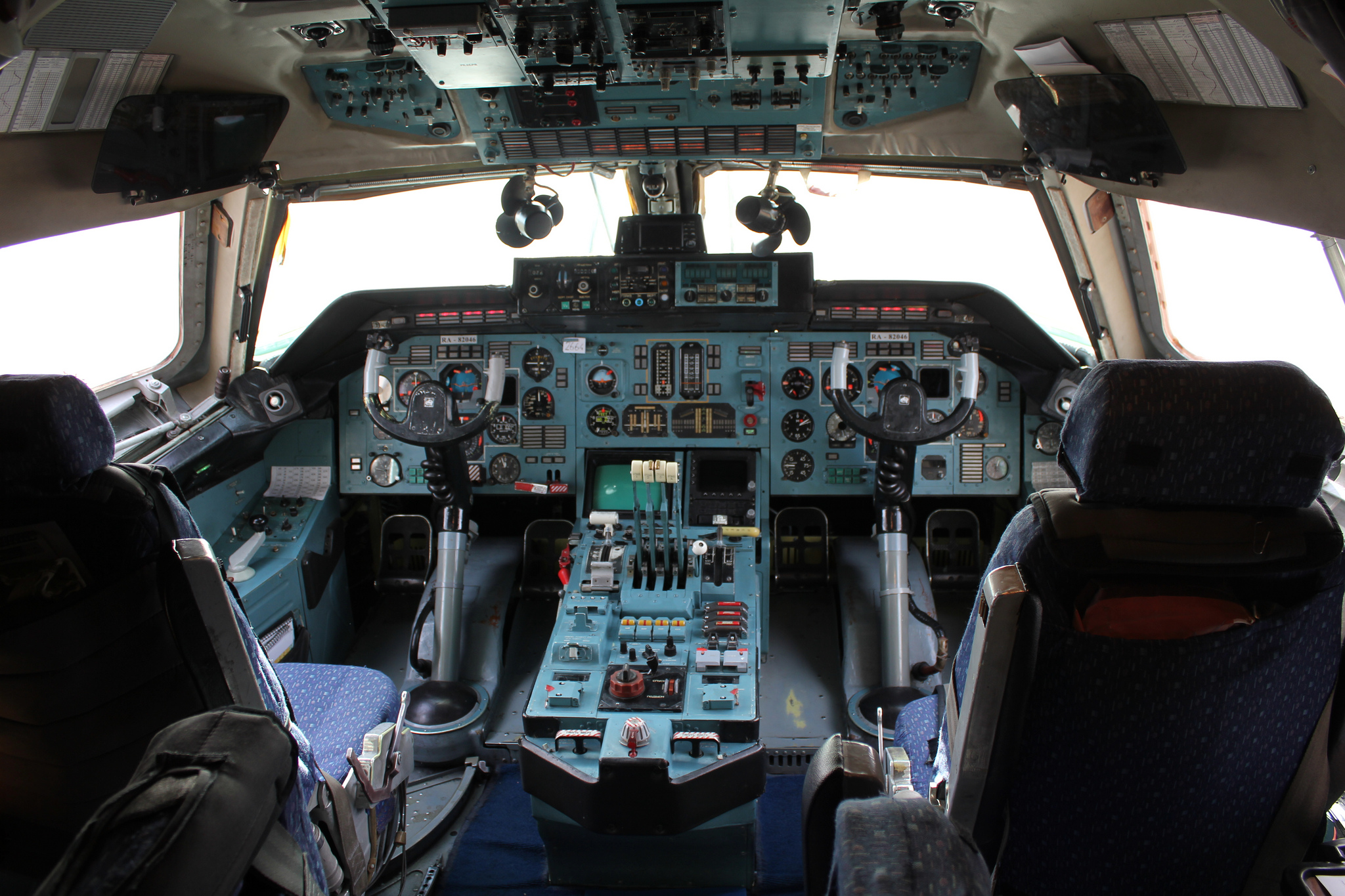 An-124 Flight Deck : AirlineReporter