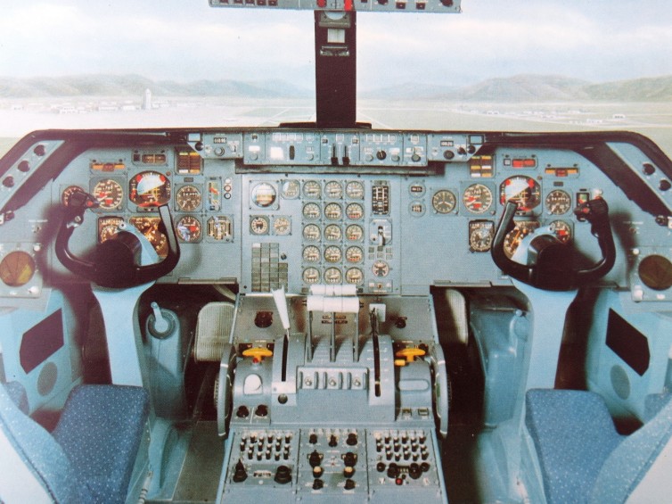 Blue Flight Deck with Round Instruments : AirlineReporter