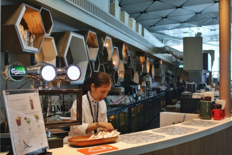 Photo Review: Hong Kong Airlines’ Club Autus Lounge : AirlineReporter