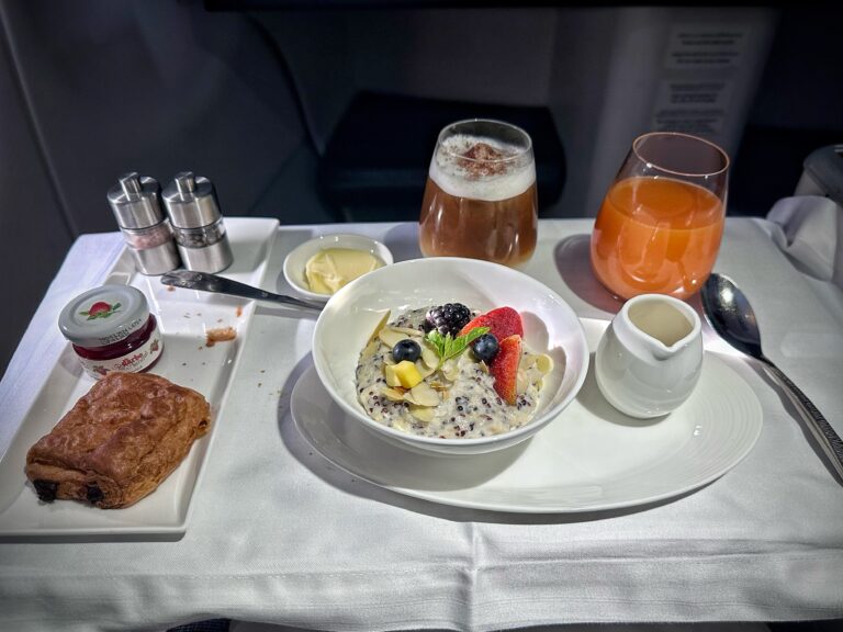 Qatar Airways A320 Business Class: Photo Report & Review : AirlineReporter